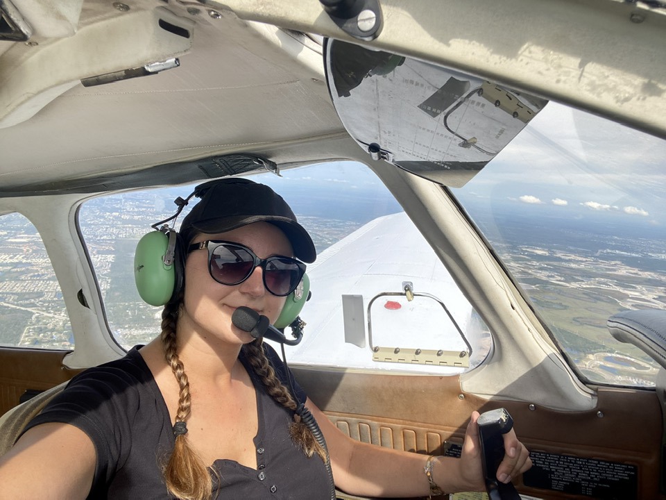 Aereo in avaria: Silvia, pilota 22enne, salva i passeggeri atterrando ...