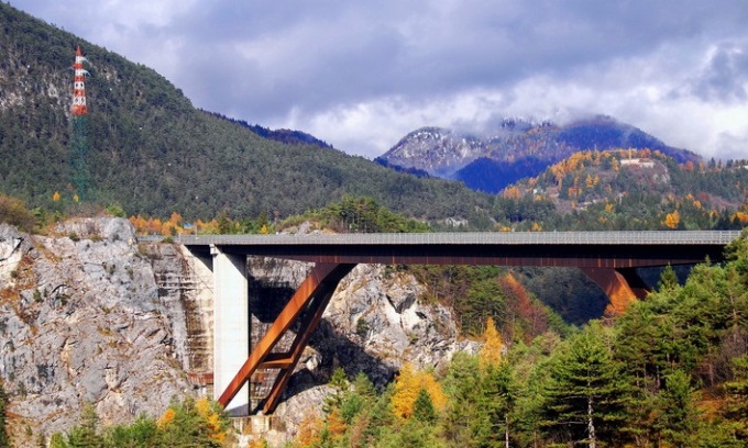 Sale sul guard-rail del Ponte Cadore per farla finita ma un poliziotto ...