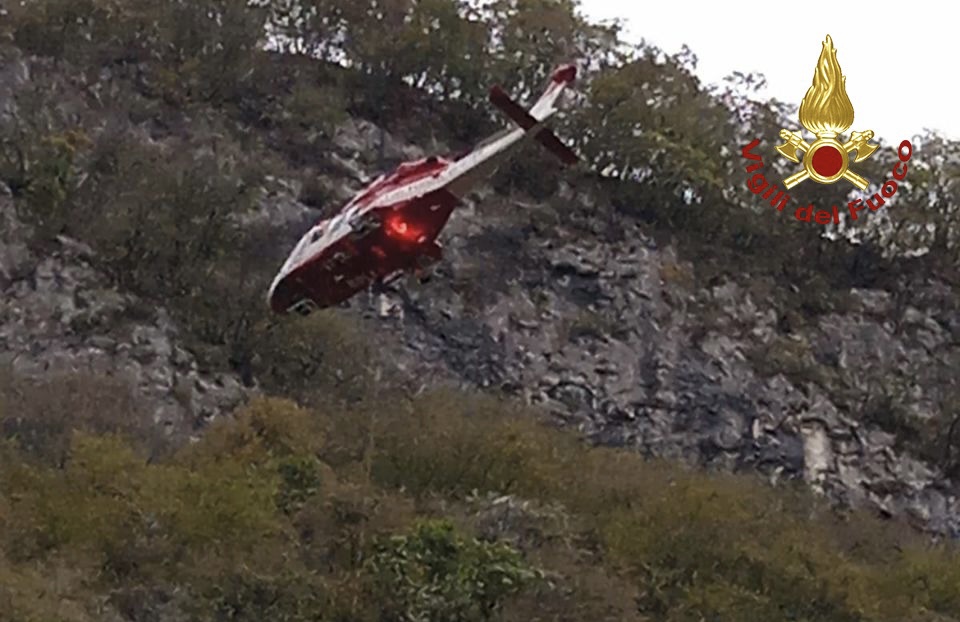 Insegue un animale selvatico e cade nel burrone, il video del ...
