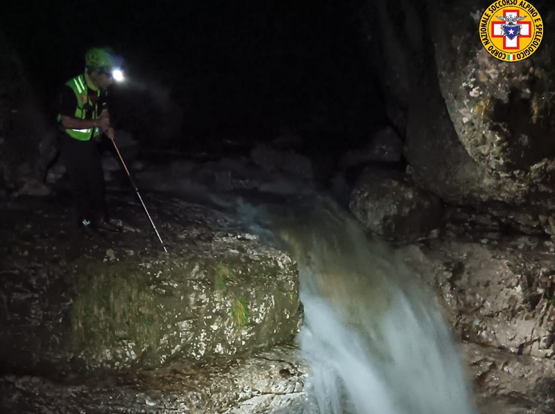 Scivola e precipita per 50 metri in una pozza d’acqua, ritrovato senza ...